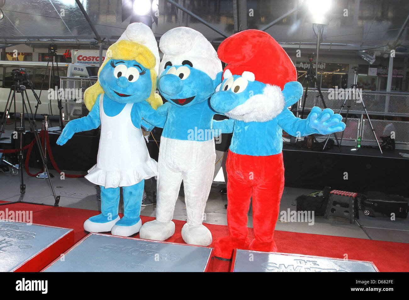 Smurfette, Clumsy Smurf, Papa Smurf The Smurfs historic hand and ...