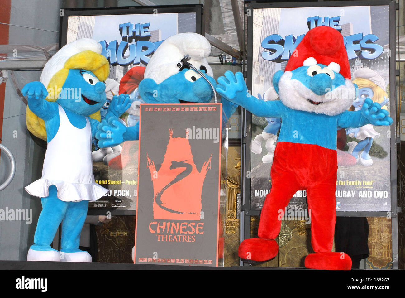 Smurfette hi-res stock photography and images - Alamy