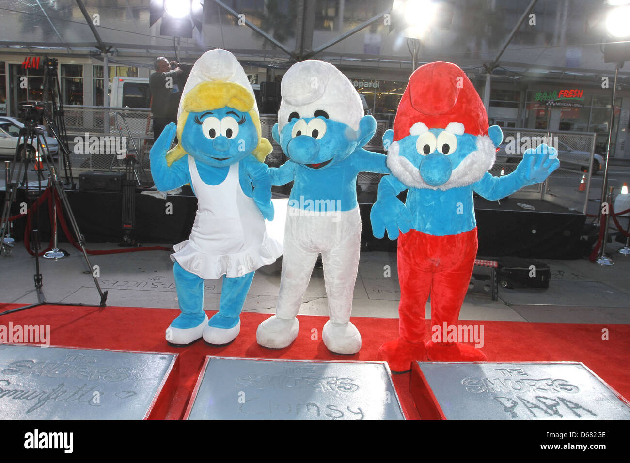 Smurfette, Clumsy Smurf, Papa Smurf The Smurfs historic hand and ...