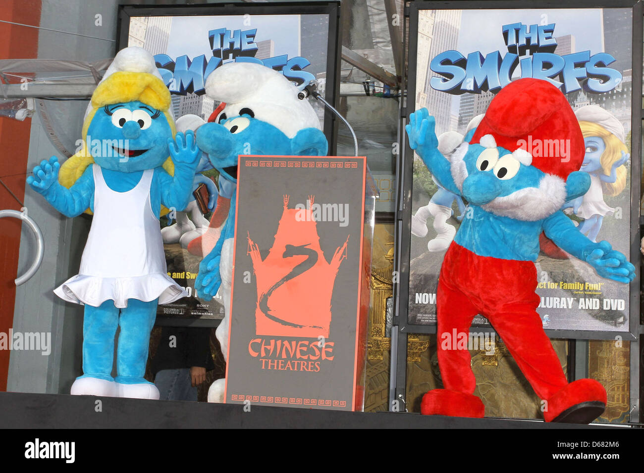 Papa smurf clumsy smurf smurfette hi-res stock photography and images ...