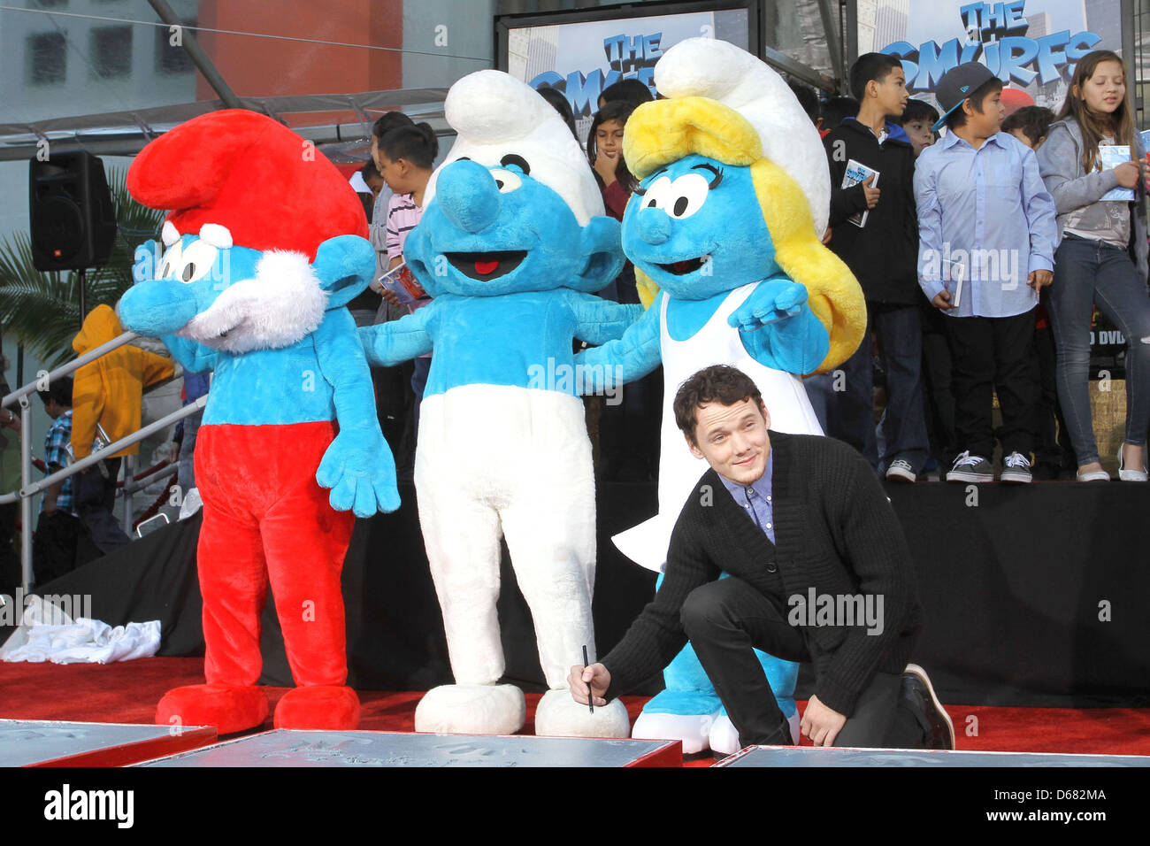 Papa Smurf, Clumsy Smurf, Anton Yelchin, Smurfette The Smurfs historic ...