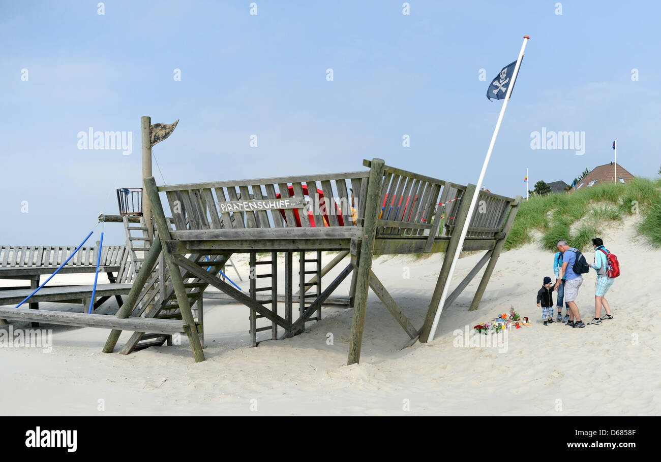 Pirate ship climbing frame hi-res stock photography and images - Alamy