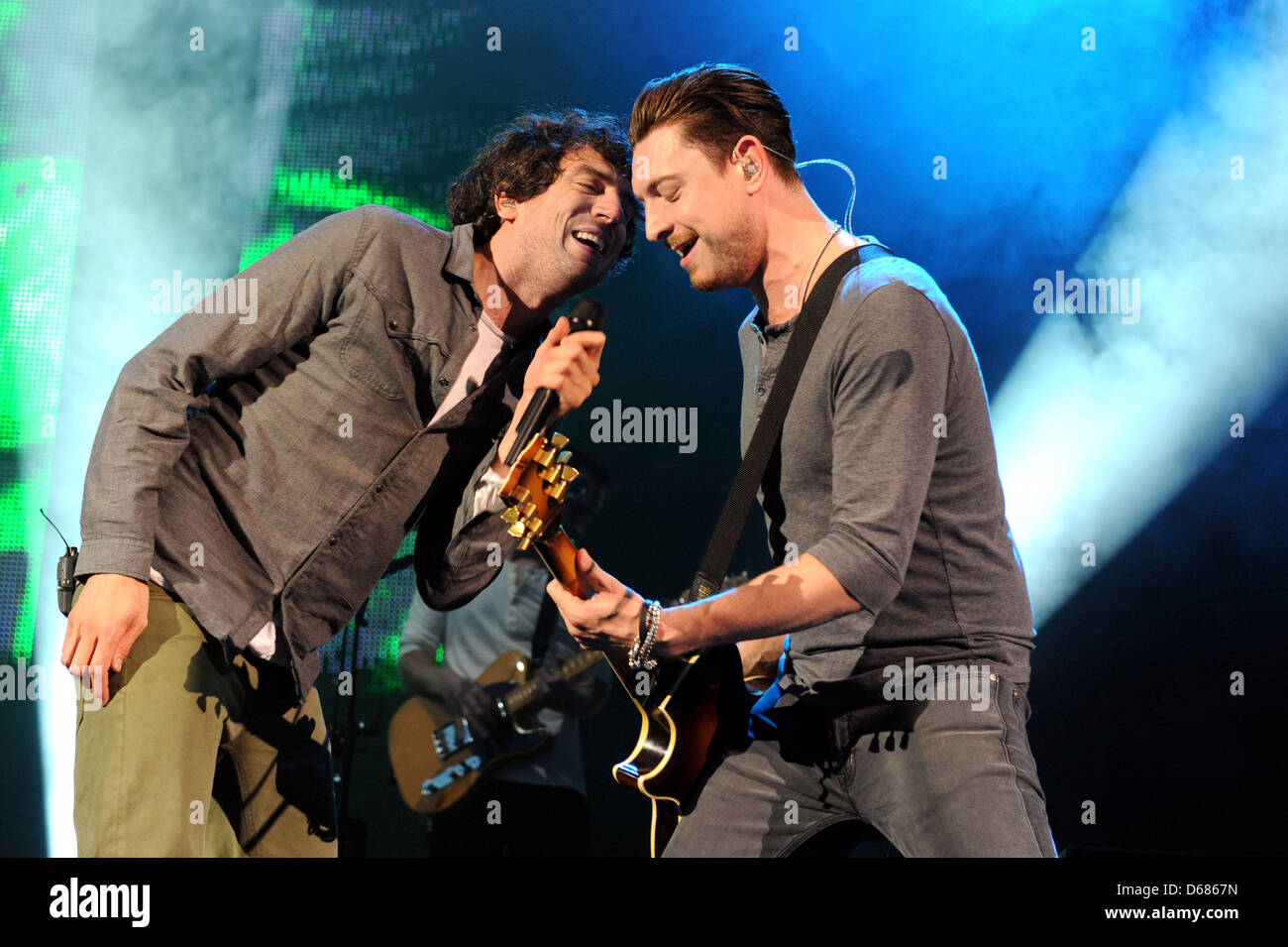 Give a concert hi-res stock photography and images - Alamy