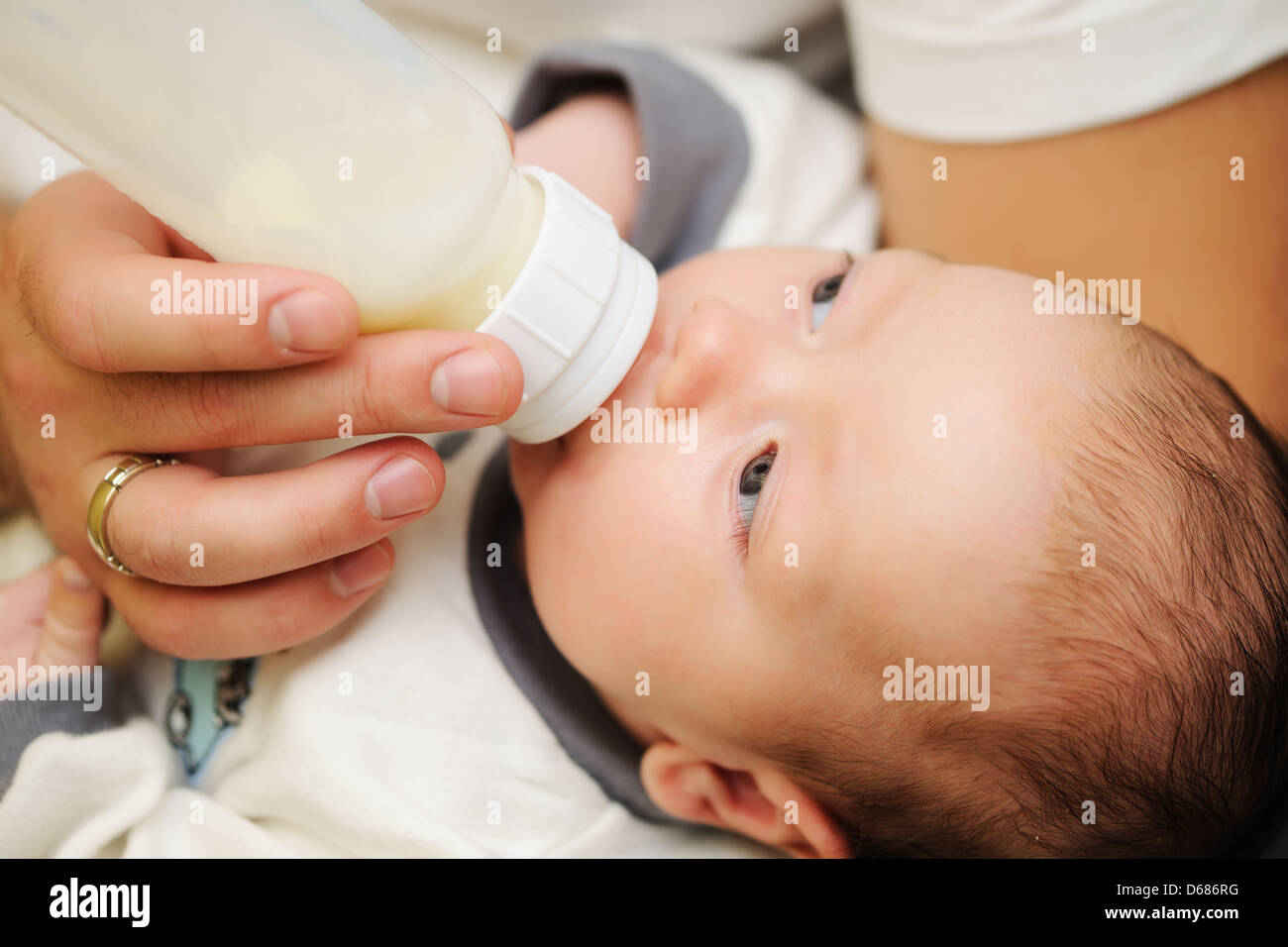 Dad feeding his baby Stock Photo - Alamy