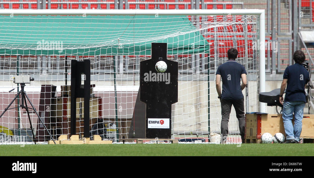 Goal line technology hi-res stock photography and images - Alamy