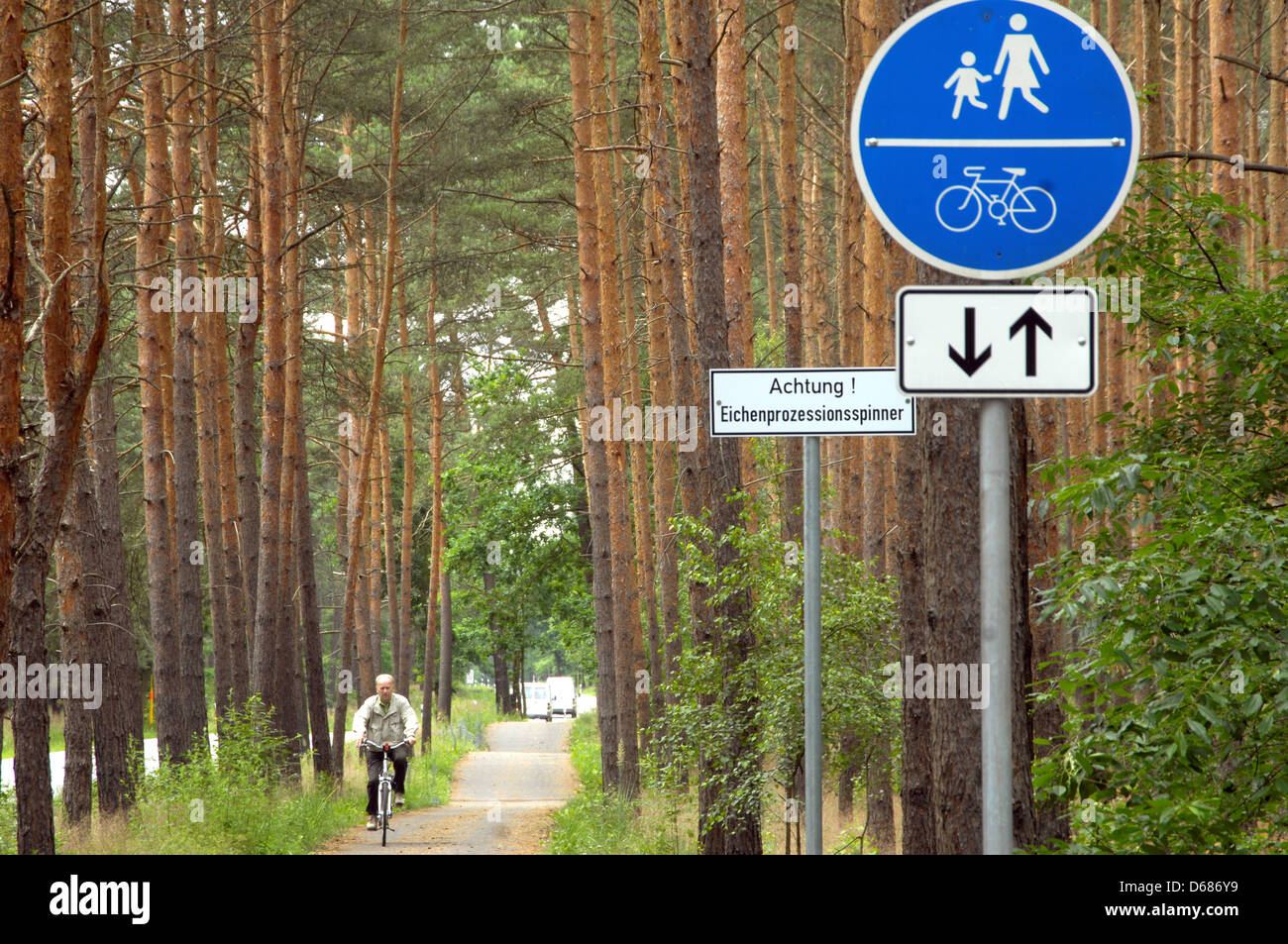 Oak processionary moth warning sign hi-res stock photography and images ...