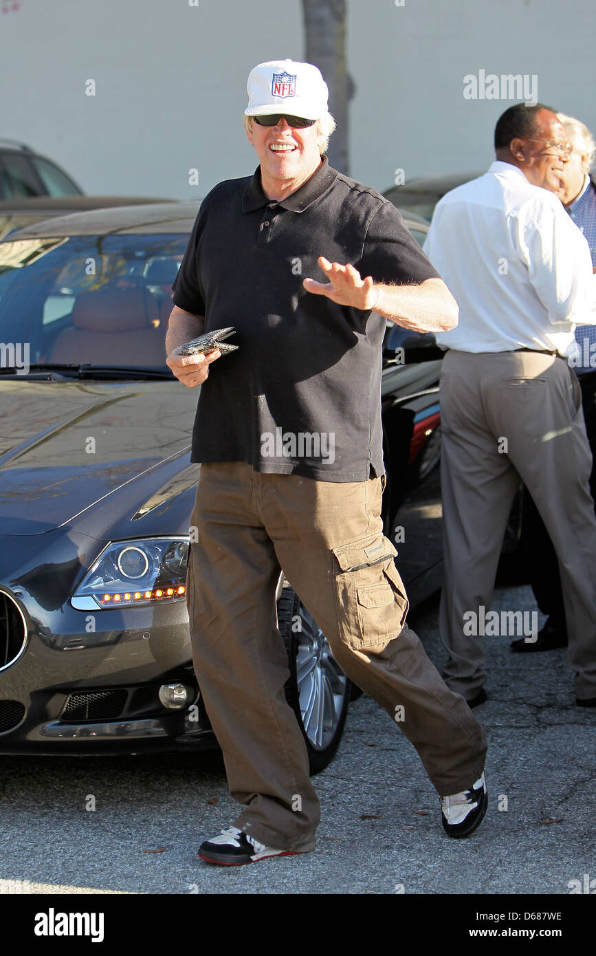 Gary Busey leaving Caffe Roma after having lunch with his girlfriend ...