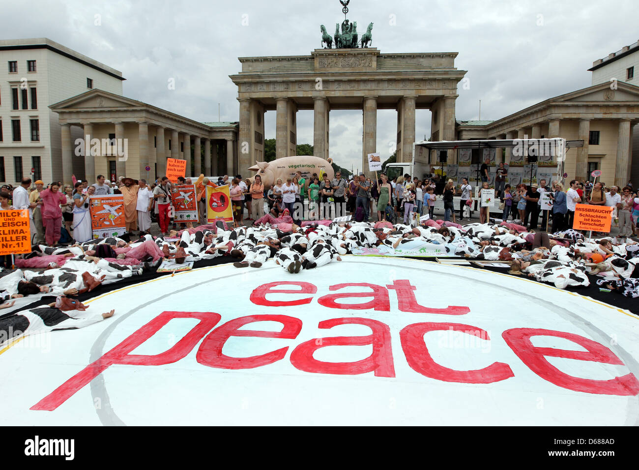 Vegetarian demonstrators dressed as cows and pigs lie on the ground to ...