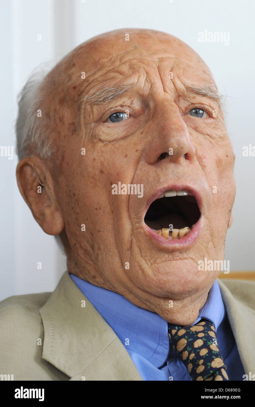 Former German President Walter Scheel sings during a reception on the ...