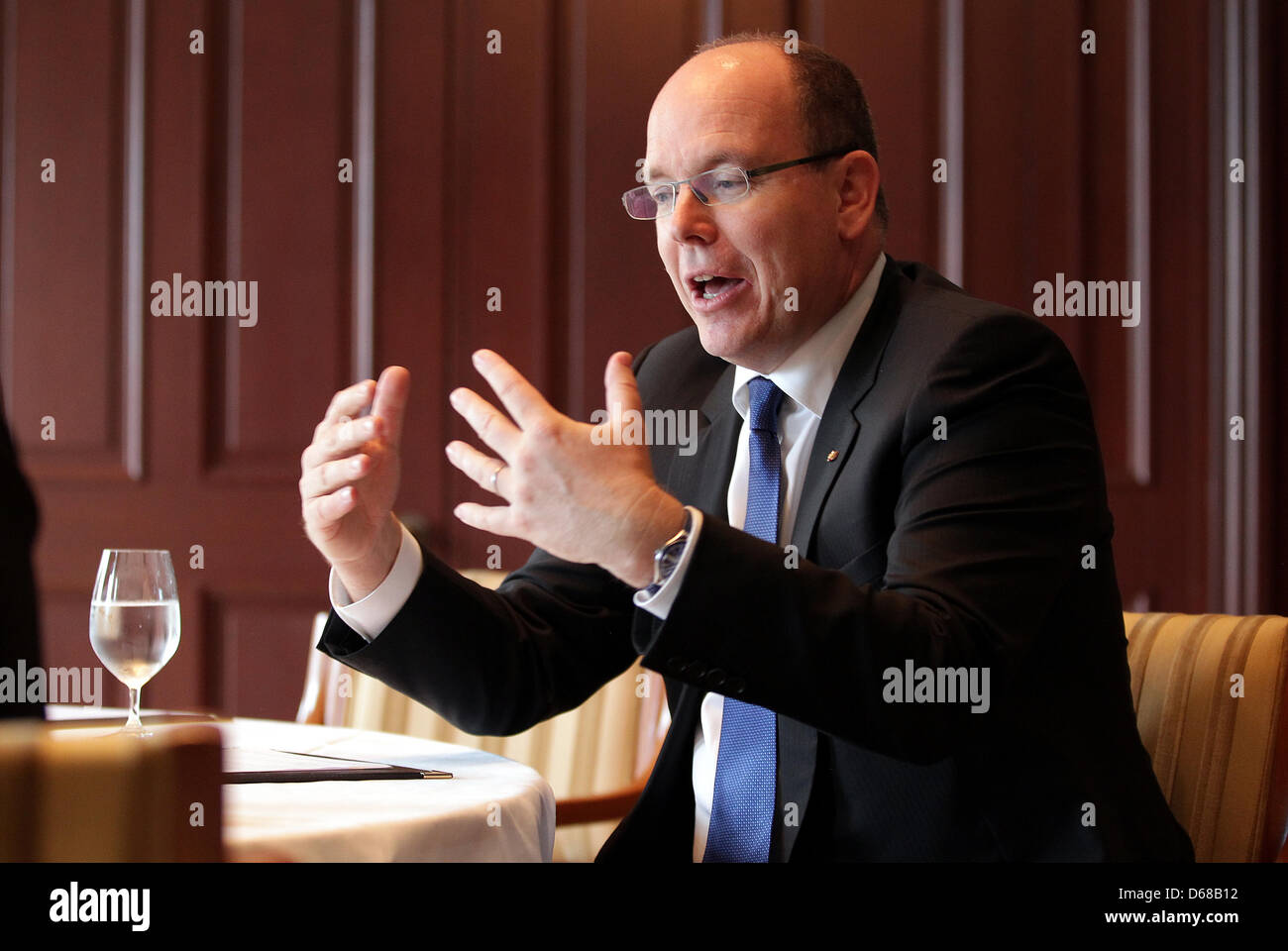 Prince albert ii of monaco talking hi-res stock photography and images ...