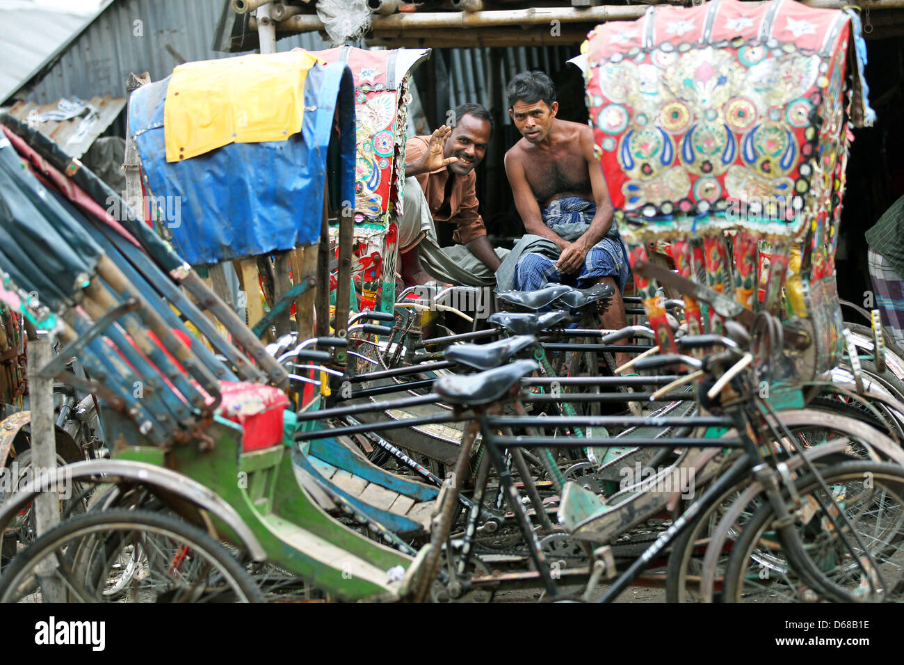 Densely populated slum street hi-res stock photography and images - Alamy