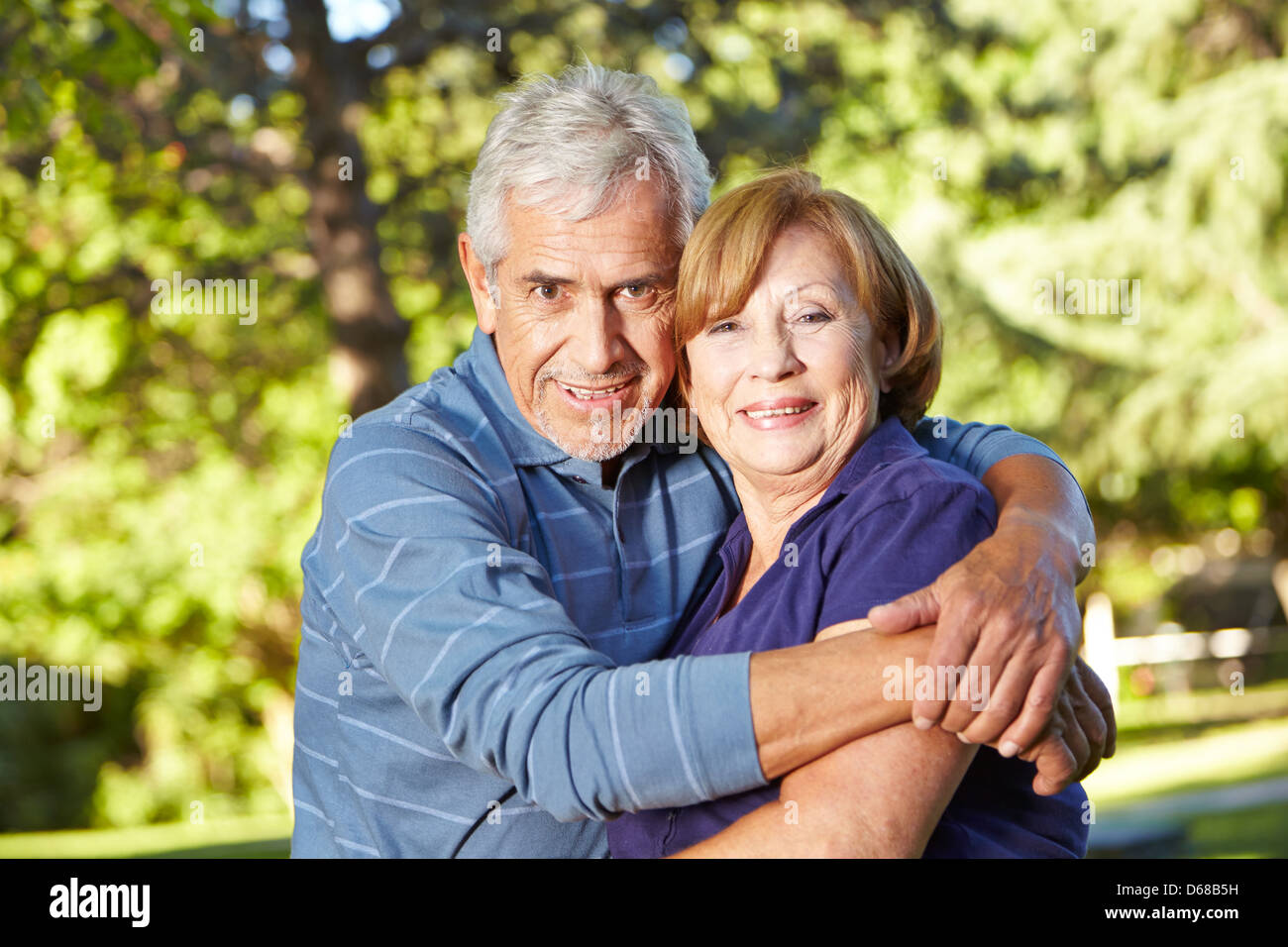 Seniors citizen couple in a park hi-res stock photography and images ...