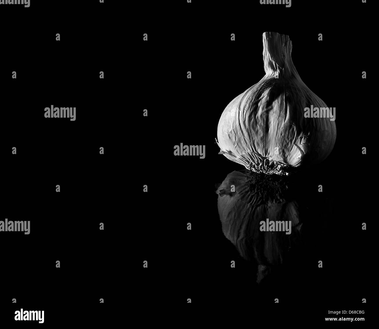 Garlic black and white Stock Photo - Alamy