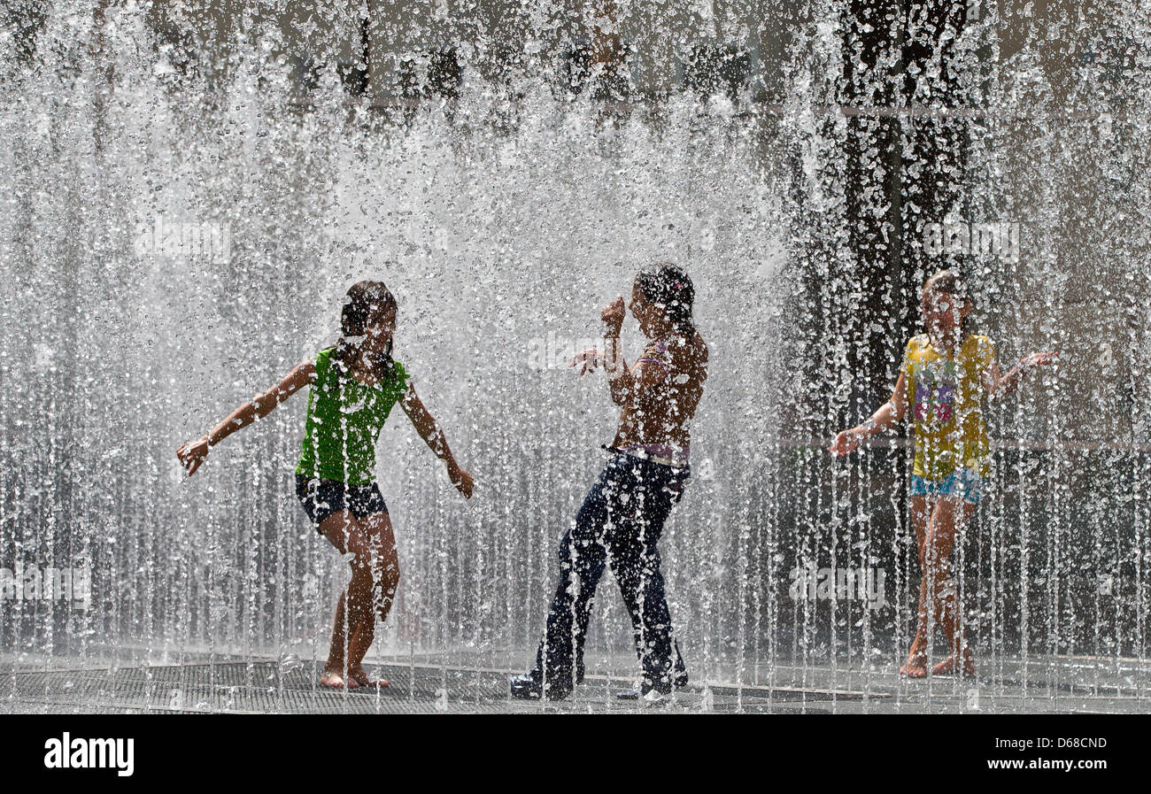 Children play at the water installation "Hexagonal Water Pavilion" by ...