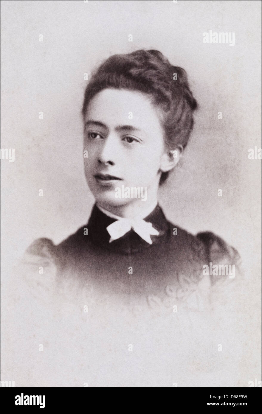 Victorian woman studio portrait circa 1890 by photographer J. Knott of ...