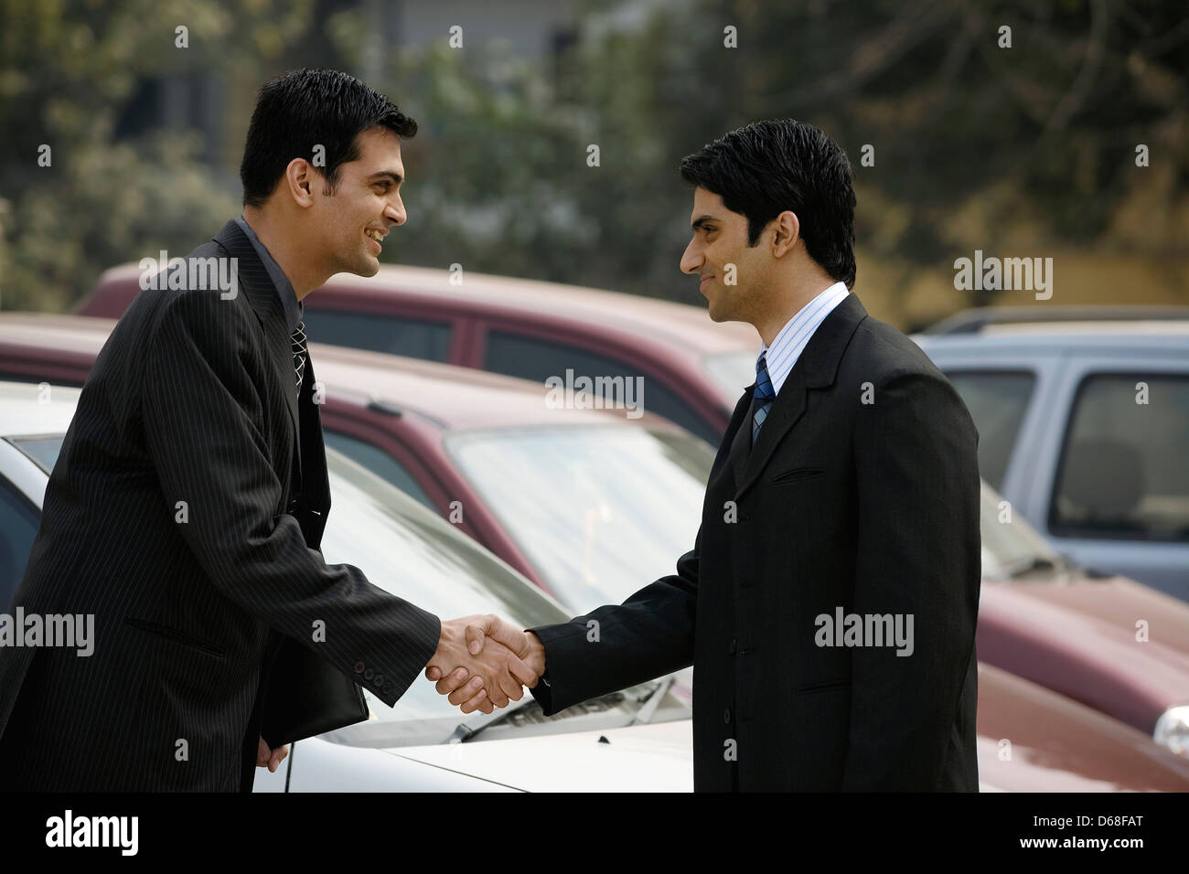 Young professionals shaking hands hi-res stock photography and images ...