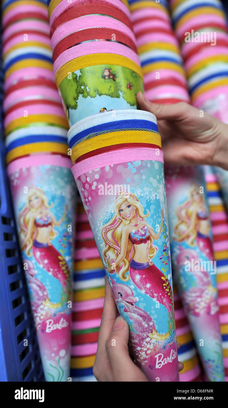 An employee of Nestler Feinkartonagen GmbH stacks 'sugar cones' in ...