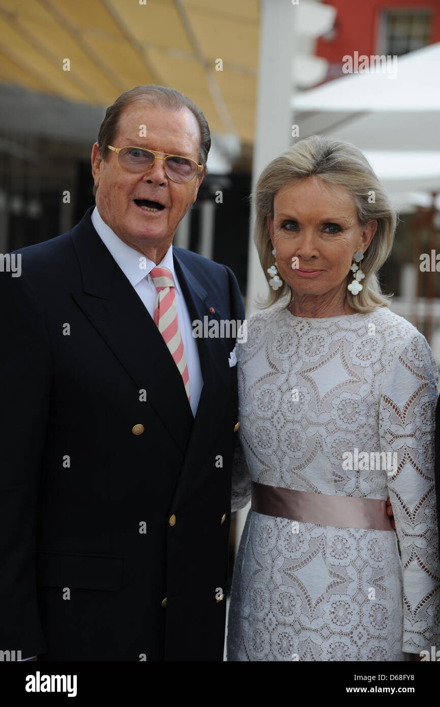 Roger moore and his wife kristina tholstrup hi-res stock photography ...