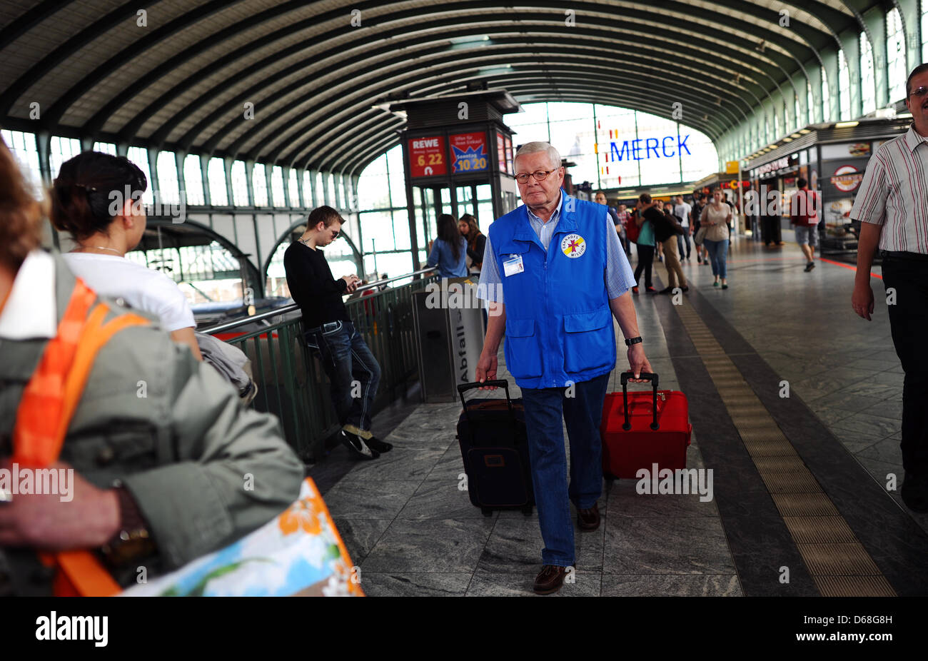Helping people at stations hi-res stock photography and images - Alamy