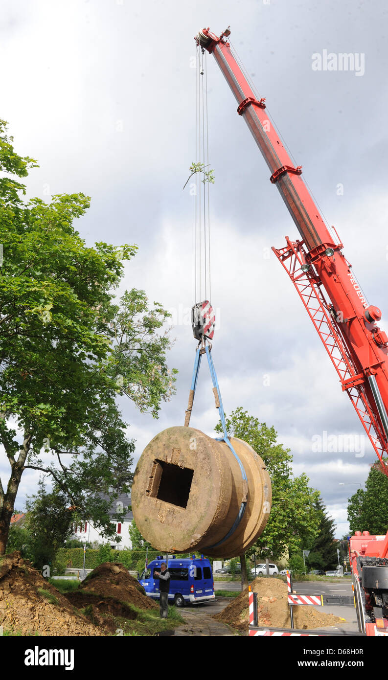 A round bunker is loaded onto a lorrey in Stuttgart, Germany, 14 July ...