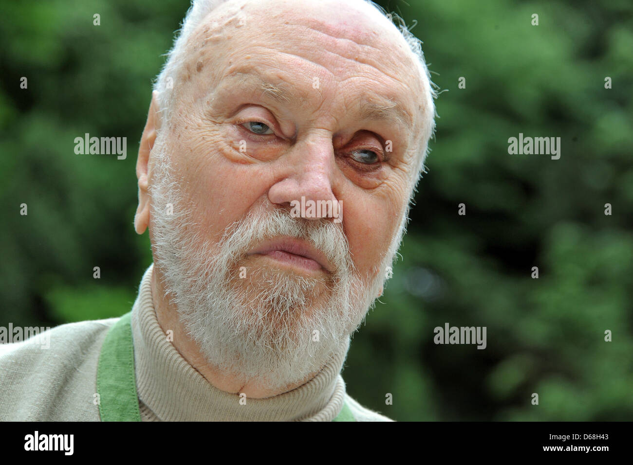 Star conductor Kurt Masur stands in the garden of his residence in ...