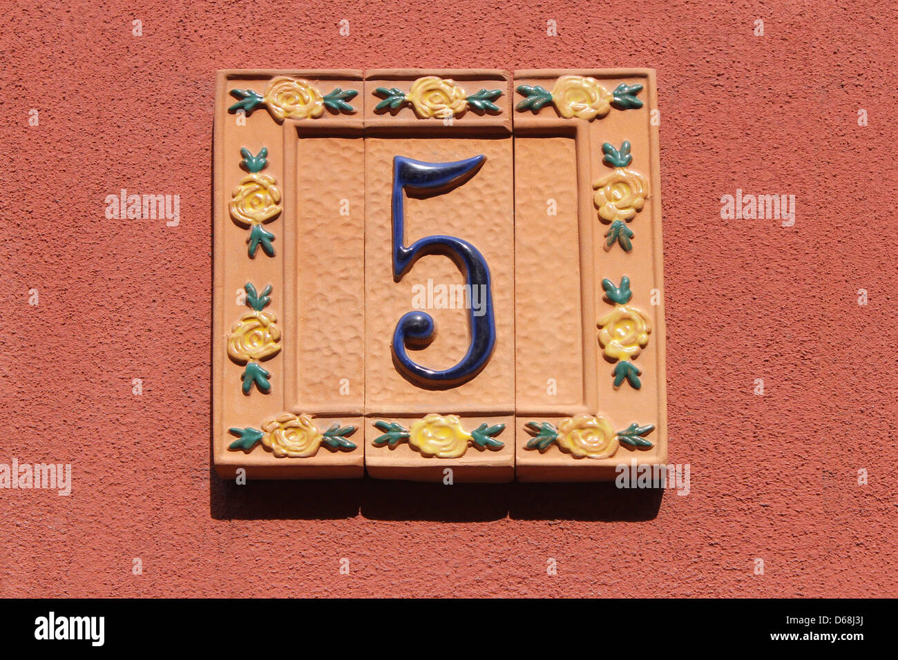 number five, house address plate number Stock Photo - Alamy