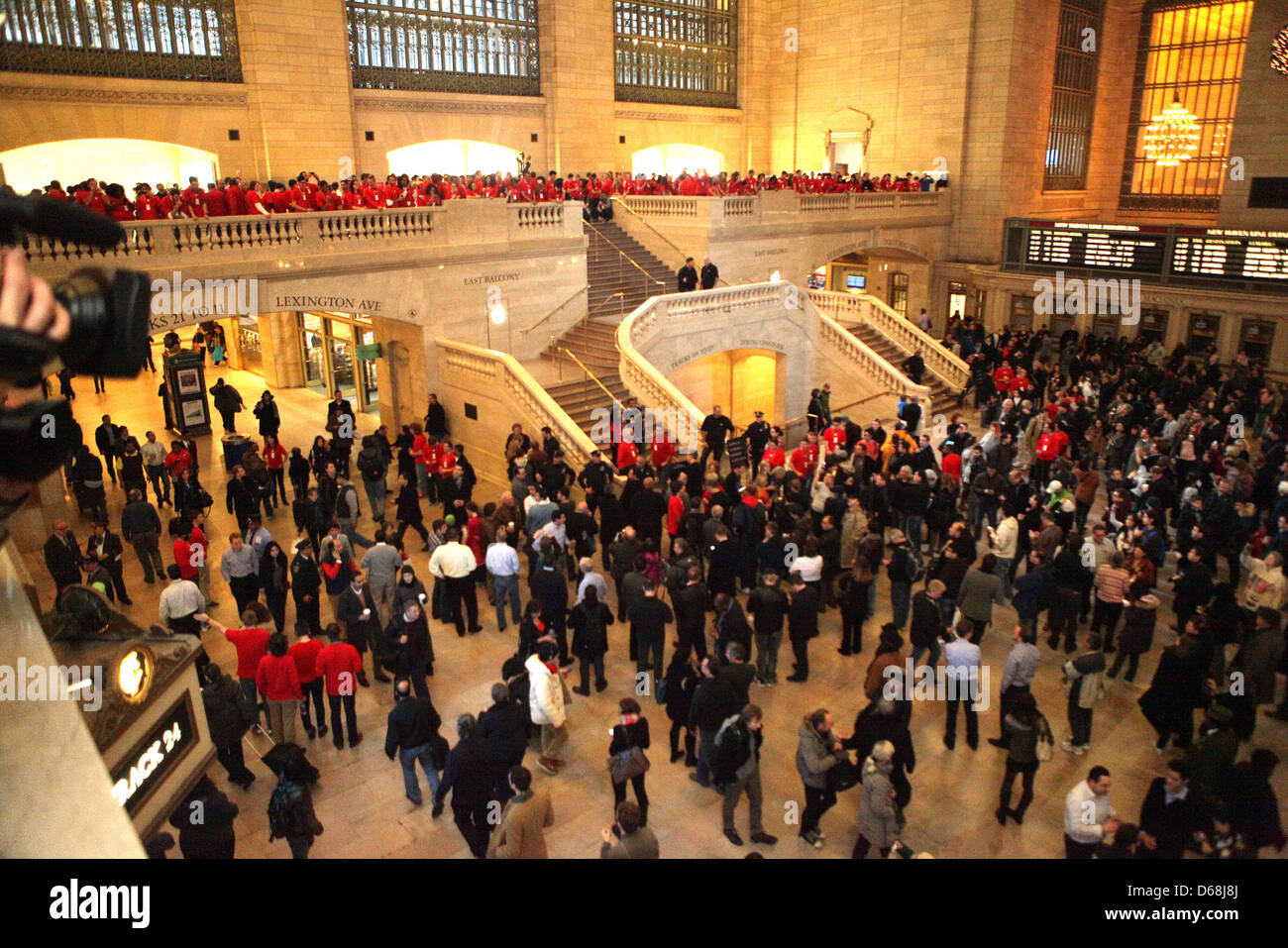 Atmosphere Grand Opening of the Apple Store at Grand Central ...
