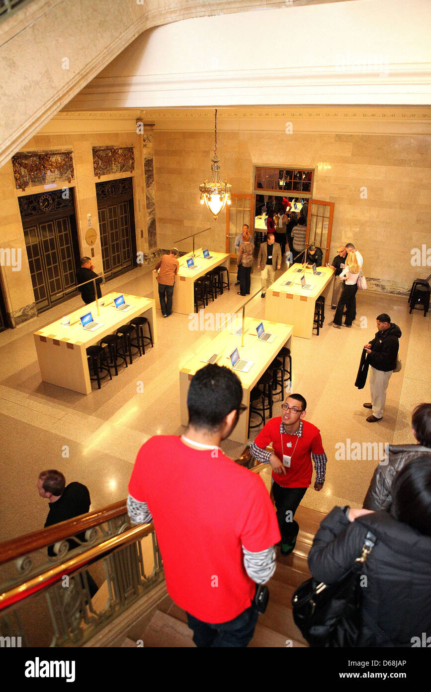Atmosphere Grand Opening of the Apple Store at Grand Central Station ...