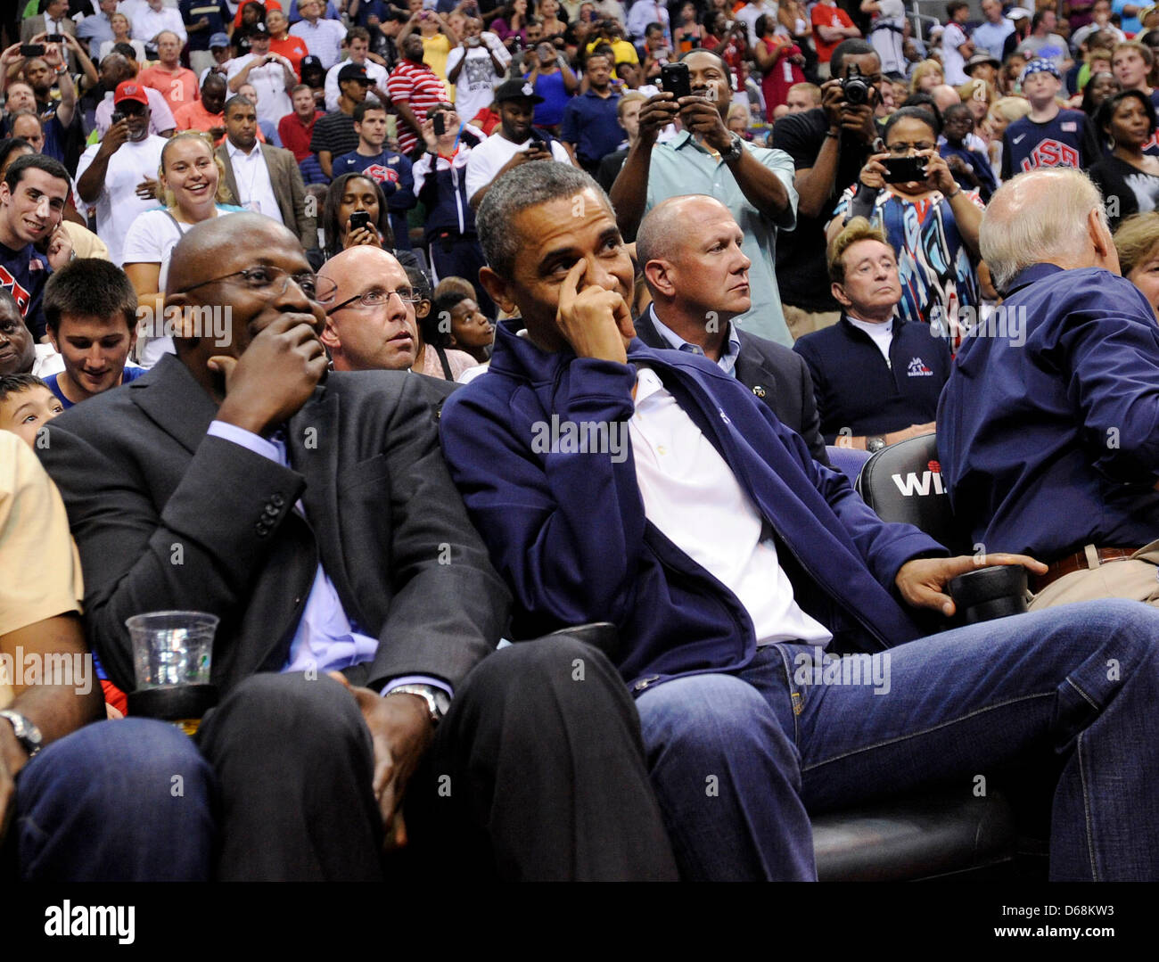 United States President Barack Obama shares a laugh with former White ...