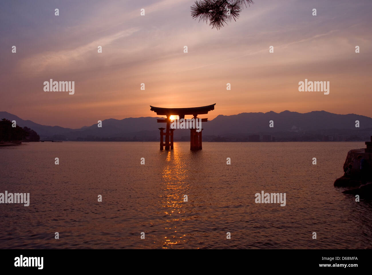 Torii to Itsukushima-jinja, Miyajima, Hatsukaichi, Hiroshima, Japan ...