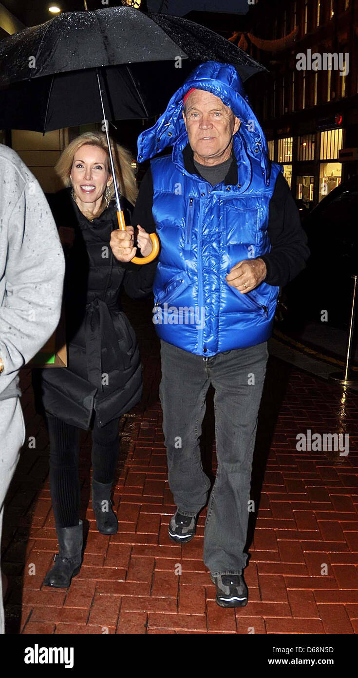 Kim Woolen and Glen Campbell Glen Campbell and wife shopping in Dublin ...