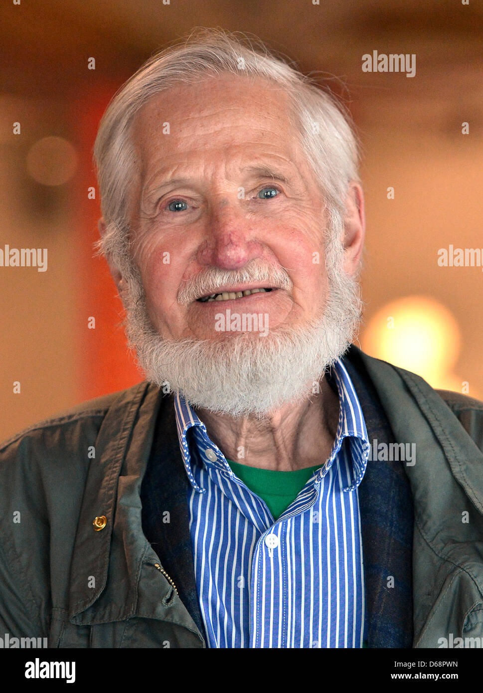 Rupert Neudeck (L), chairman of the aid organization Green Helmets ...