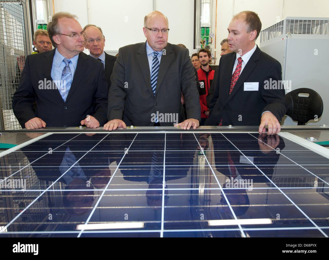 German Environment Minister Peter Altmaier (C) visits the Fraunhofer ...