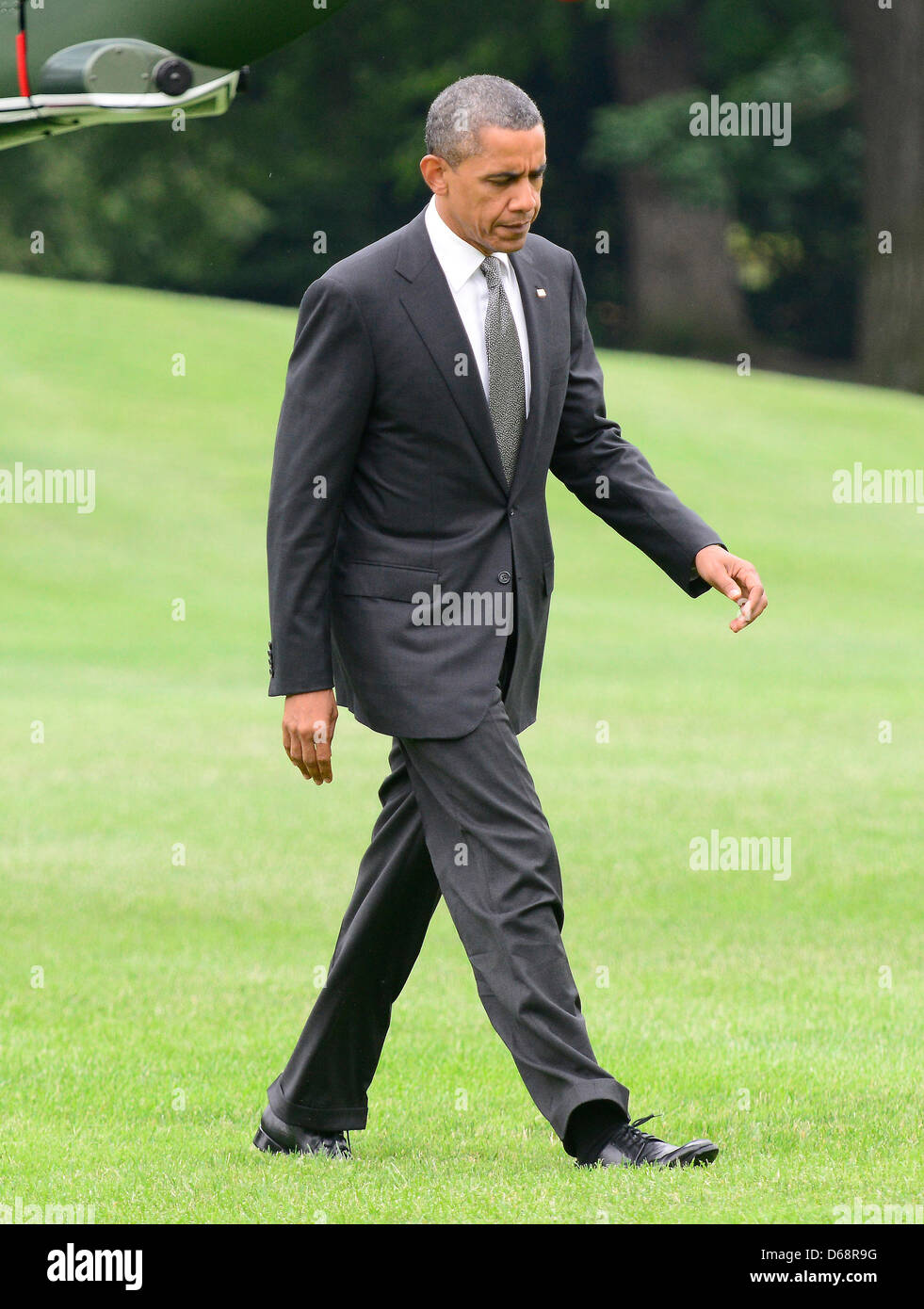United States President Barack Obama walks towards the Oval Office ...