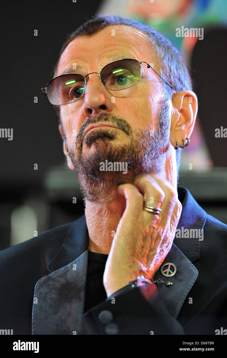 Ringo Starr unveils his uniquely designed replica 'knotted gun' statue ...