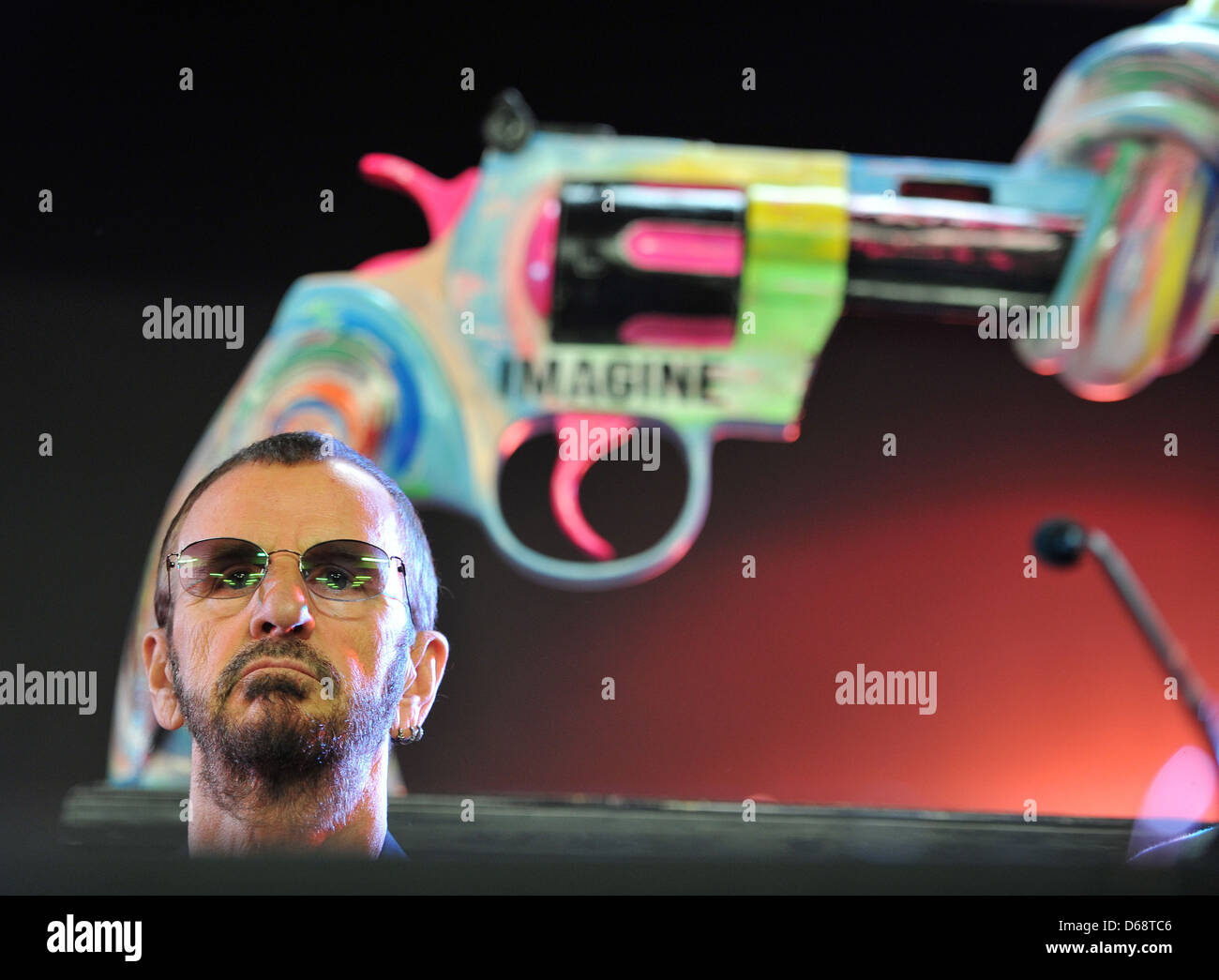 Ringo Starr unveils his uniquely designed replica 'ktted gun' statue to ...