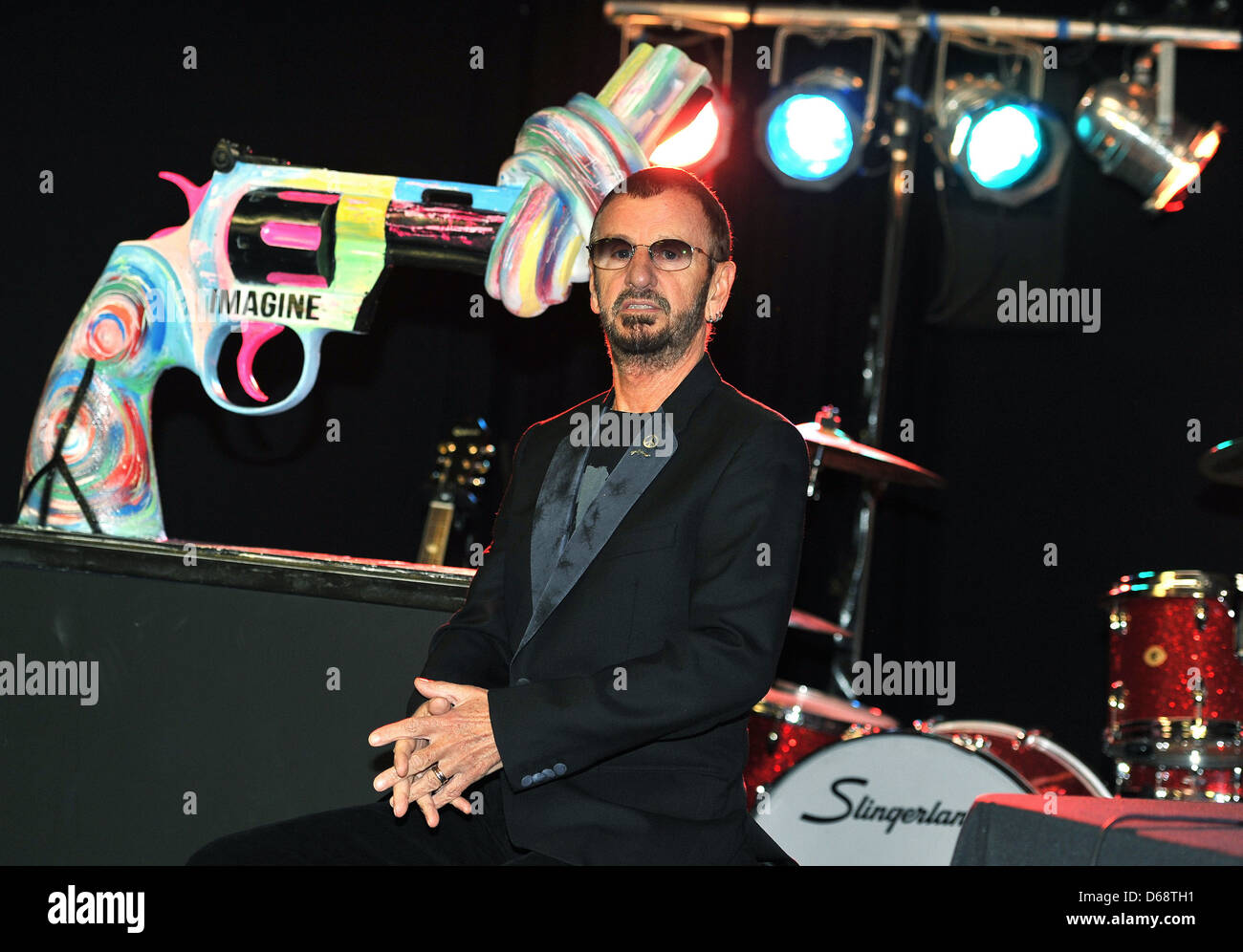 Ringo Starr unveils his uniquely designed replica 'knotted gun' statue ...