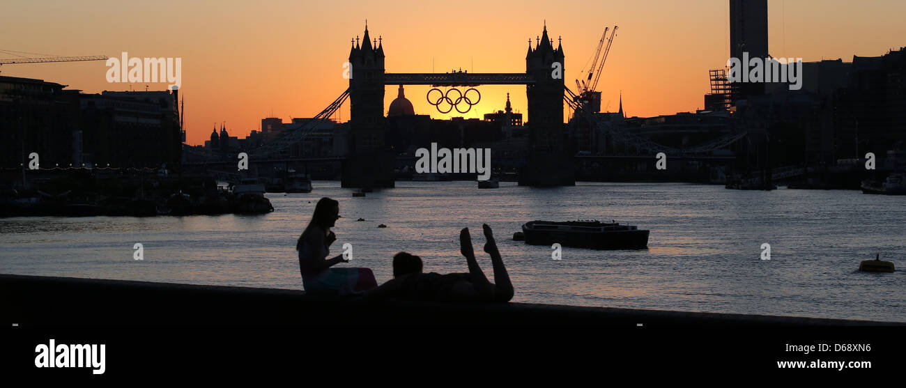 Sunset with the Olympic rings on the tower bridge in London, Great ...
