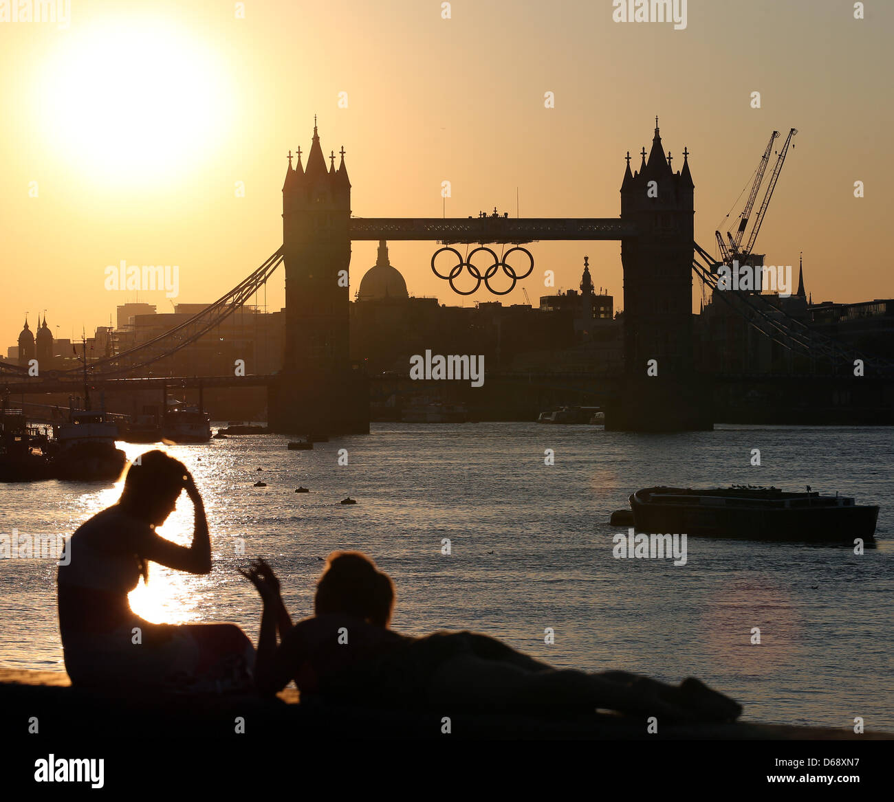 Sunset with the Olympic rings on the tower bridge in London, Great ...