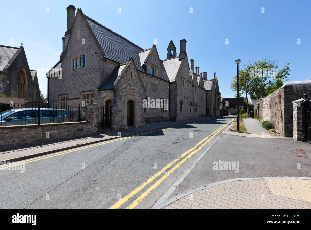 Old school apartments hi-res stock photography and images - Alamy