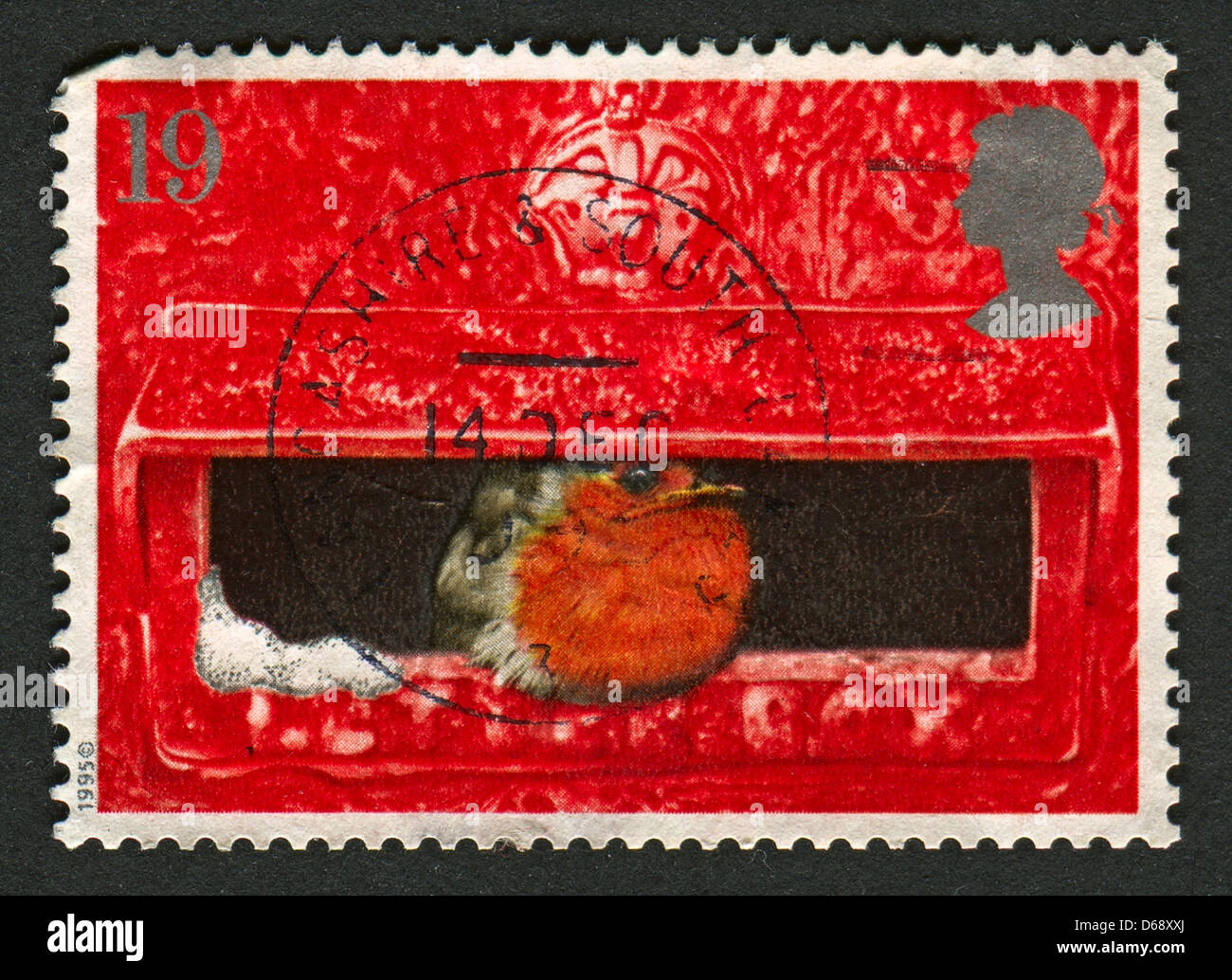 Red post box robin hi-res stock photography and images - Alamy