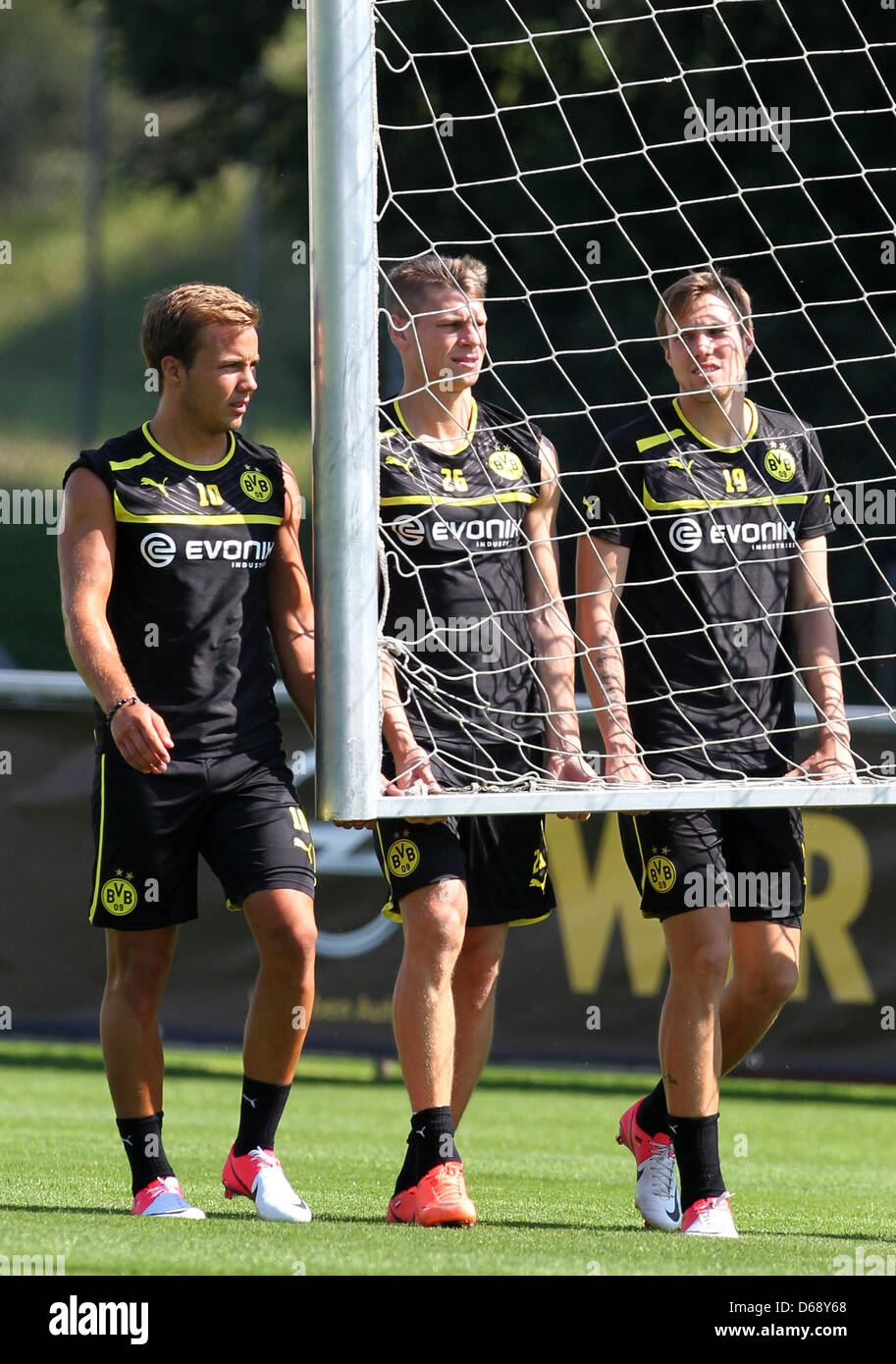 Borussia Dortmund's players Mario Goetze (L-R), Lukasz Piszczek and ...