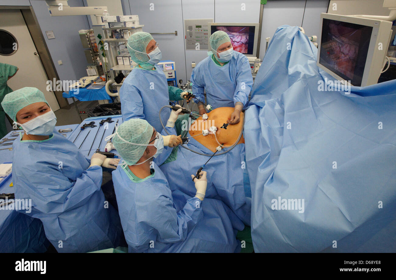 Doctors operate to install a laparoscopic adjustable gastric band at ...