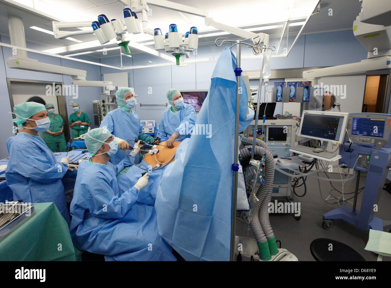 Doctors operate to install a laparoscopic adjustable gastric band at ...