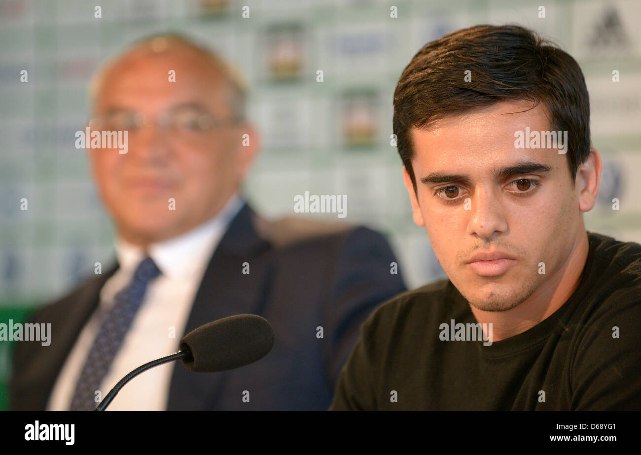 VfL Wolfsburg's head coach Felix Magath introduces new player Fagner ...