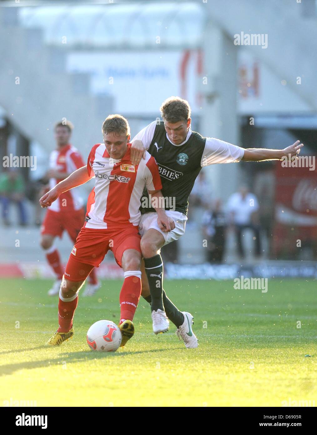 Berlin's Christoph Menz (L) and Edinburgh's David Wotherspoon vie for ...