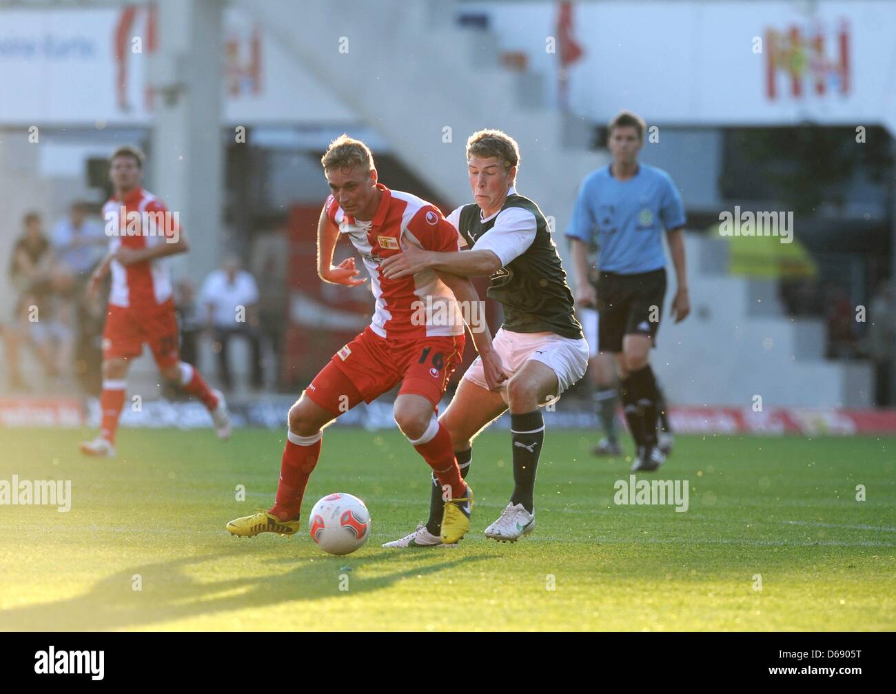 Berlin's Christoph Menz (L) and Edinburgh's David Wotherspoon vie for ...