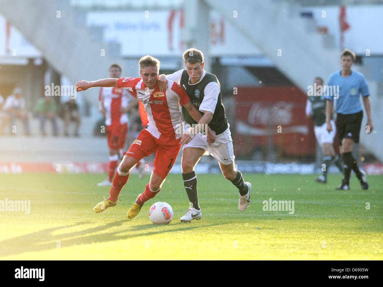 Berlin's Christoph Menz (L) and Edinburgh's David Wotherspoon vie for ...