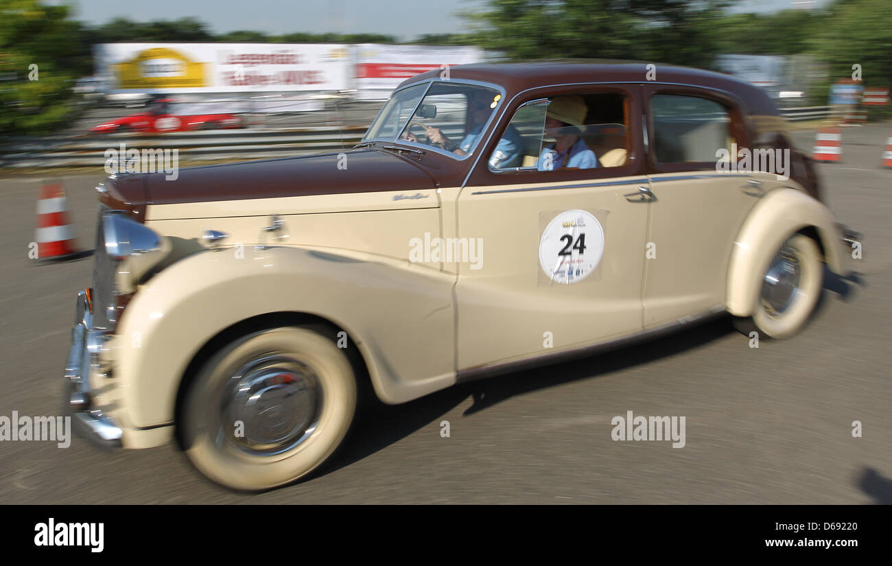 An Austin A125 Sheerline from 1949 starts the 2nd ADAC Rallye AVUS ...