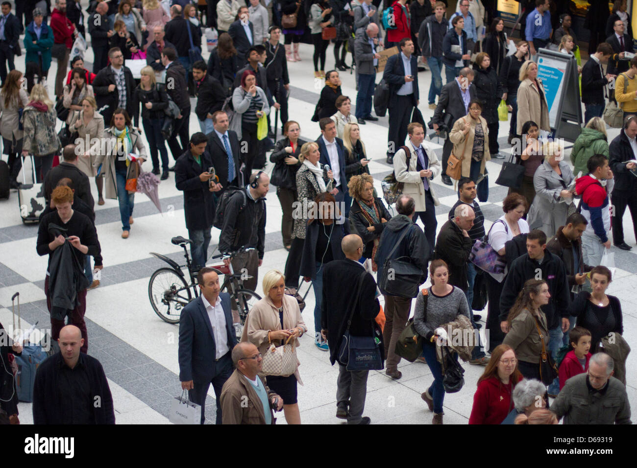 National rail rush hour uk hi-res stock photography and images - Alamy
